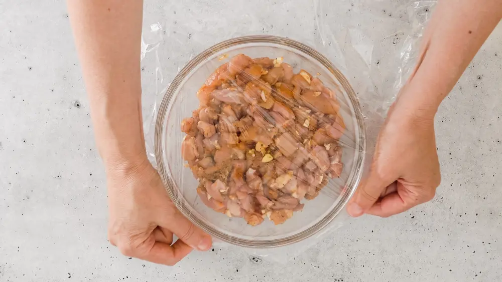Cómo adobar pollo al horno y que quede jugoso
